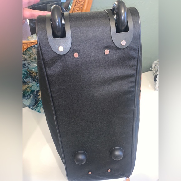 Juicy Couture | Bags | New Juicy Couture Black Rose Gold Rolling ...